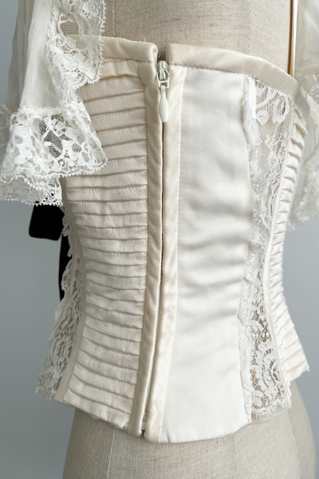 VALENTINO 2004 Angelic Ivory Lace Corset (S) - EMERIEU