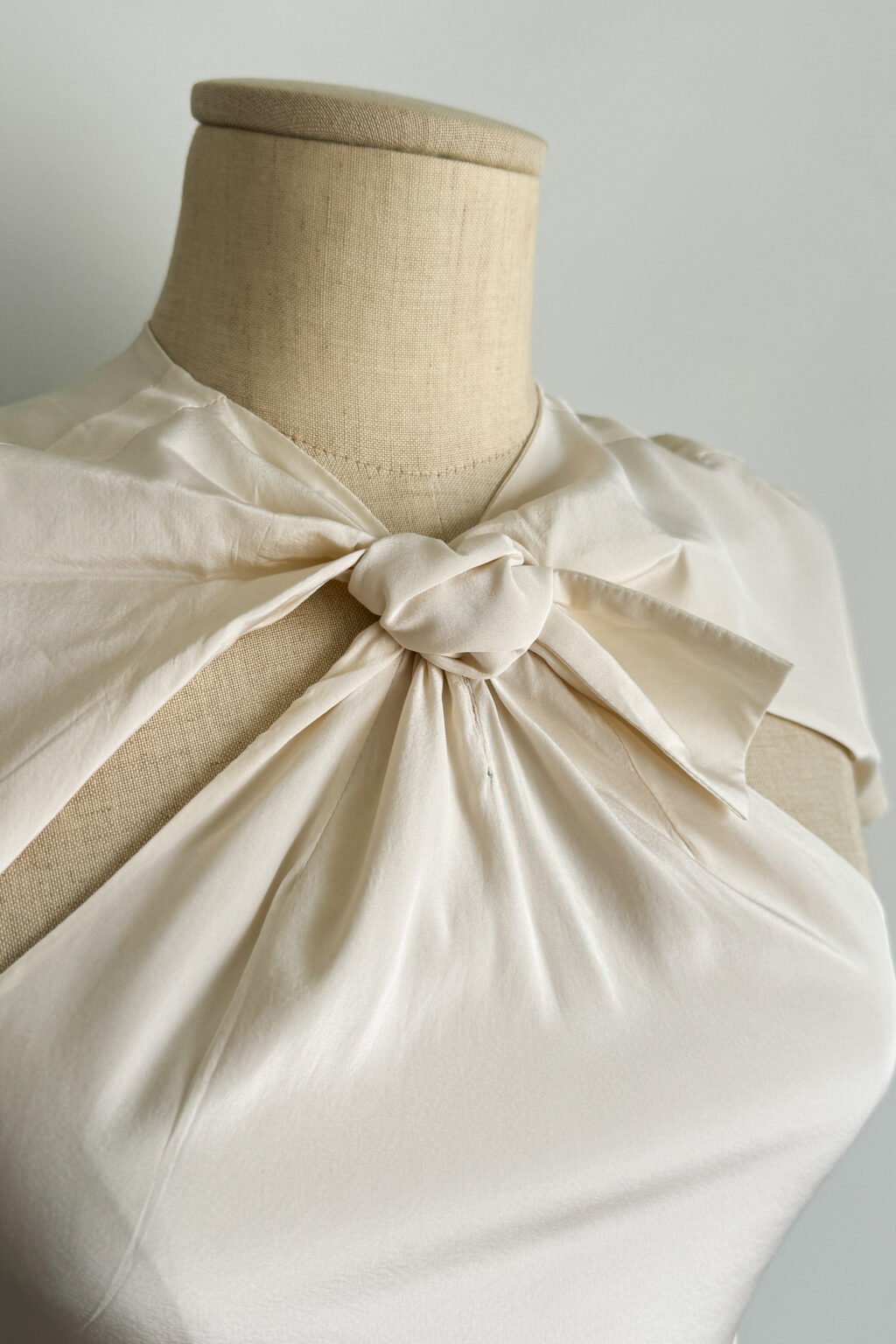 GUCCI 2003 Cut-Out Cream Silk Top (XXS-XS) - EMERIEU